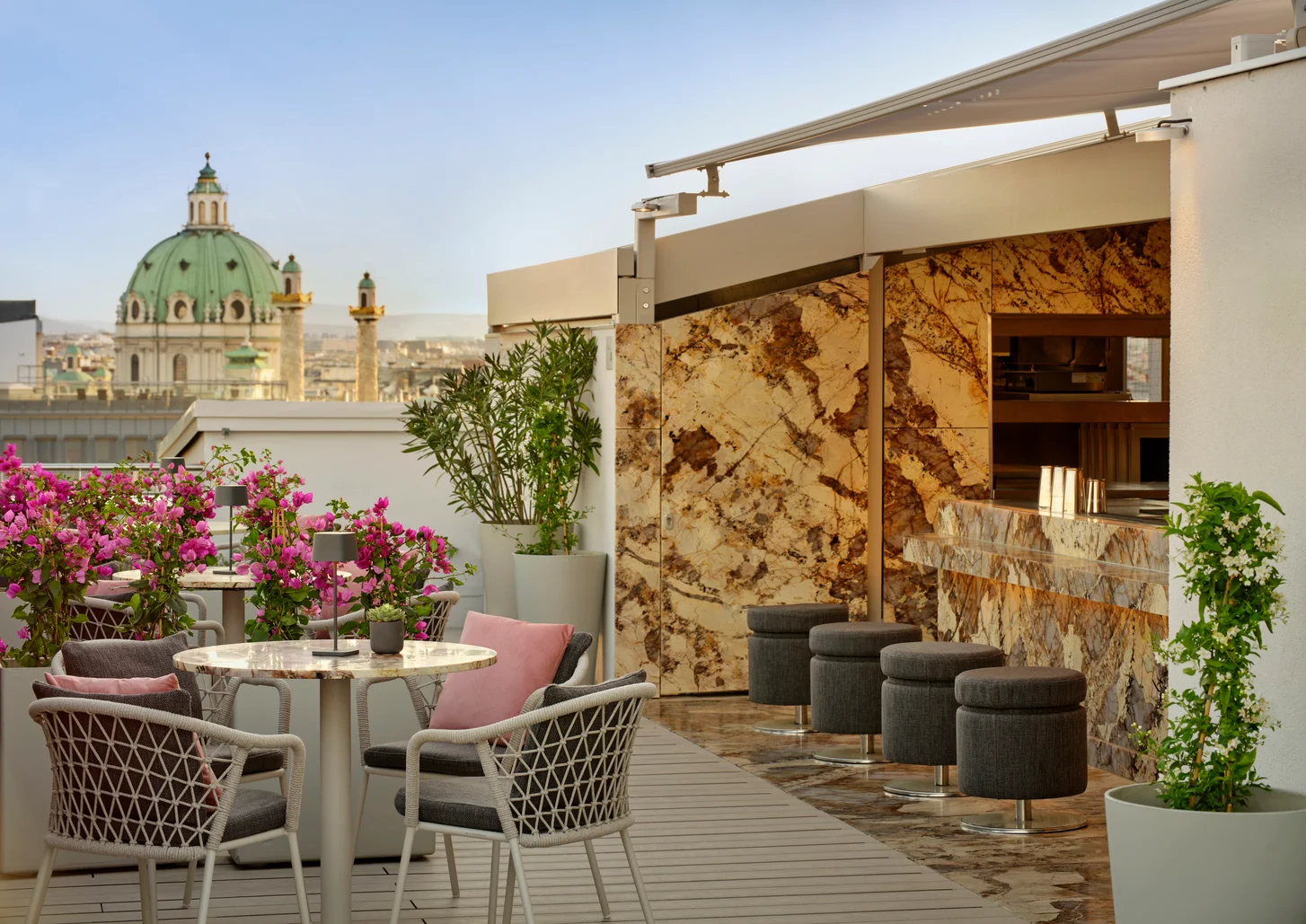 Prickelnd! Die Atmosphere Rooftop Bar im Ritz-Carlton Vienna ist zurück ...